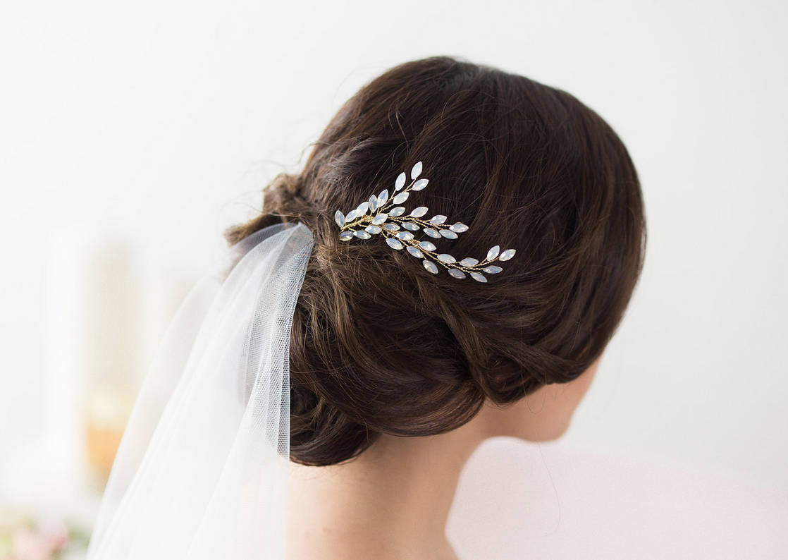 How to Beautifully Wear a Hair Comb the Right Way