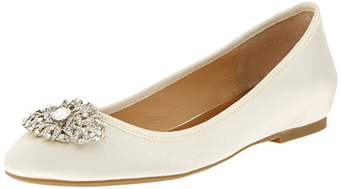 21 Wedding Flats That Will Look Beautiful for the Bride | Emmaline Bride