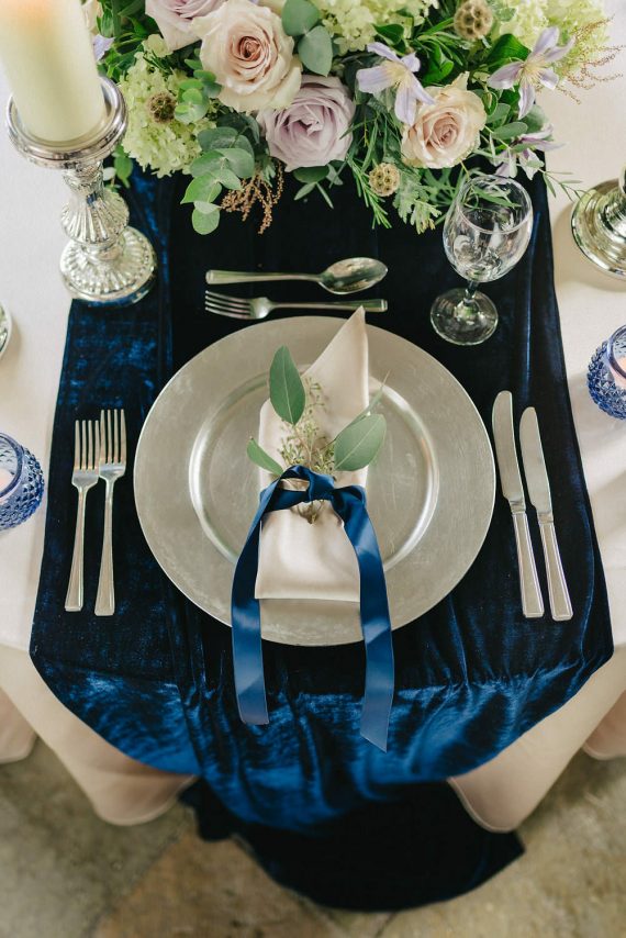 This Velvet Table Runner Is The New Wedding Trend (PHOTO)