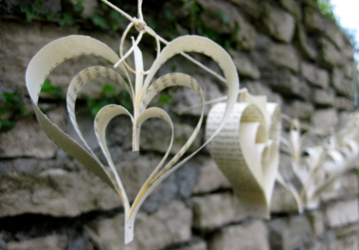40 Creative Paper Garland Ideas for Weddings | Emmaline Bride Wedding Blog