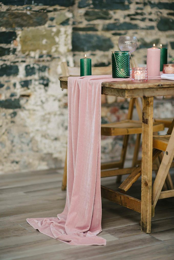 This Velvet Table Runner Is The New Wedding Trend (PHOTO)
