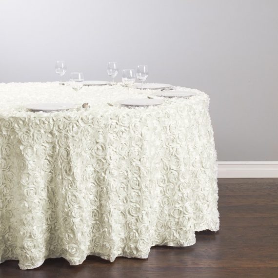 Round Tablecloths (+ Cheap!) for Weddings: Where to Buy