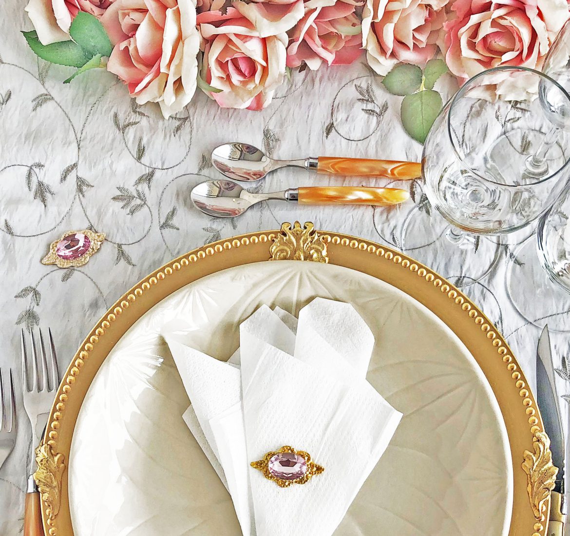 25 Unique Wedding Place Settings + Table Setting Ideas | Emmaline Bride