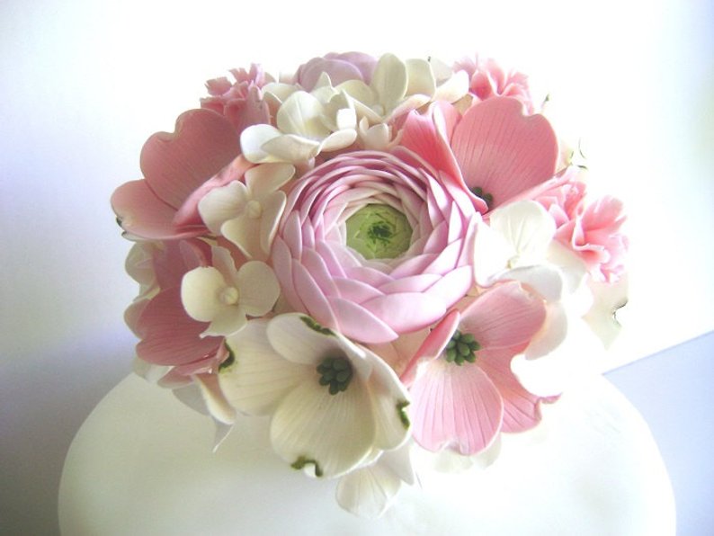 NEW: 8 Flower Cake Toppers to Feast Your Eyes on Right Now