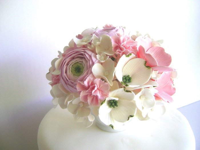 NEW: 8 Flower Cake Toppers to Feast Your Eyes on Right Now