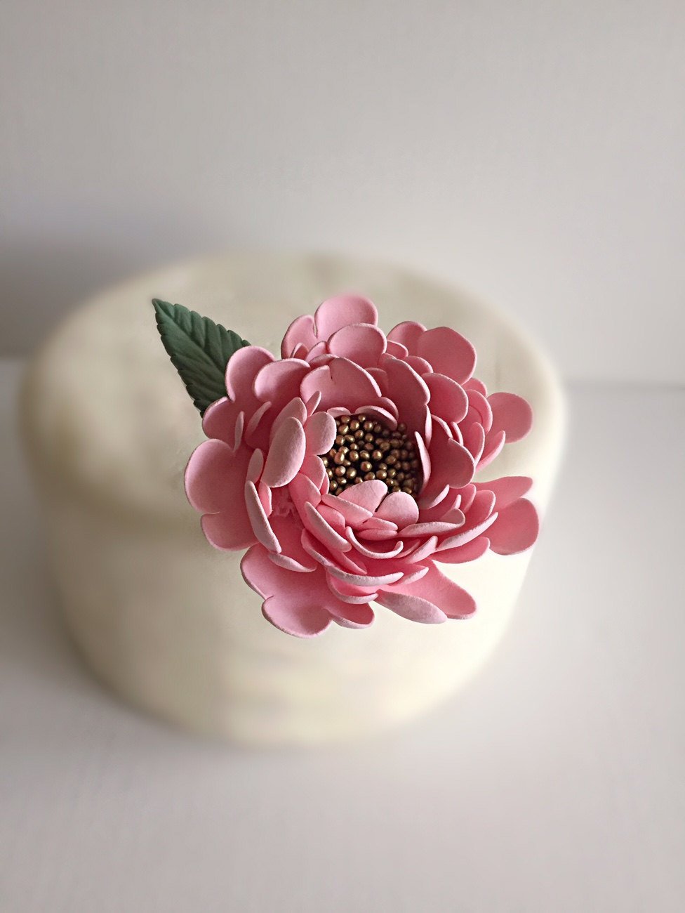 NEW: 8 Flower Cake Toppers to Feast Your Eyes on Right Now