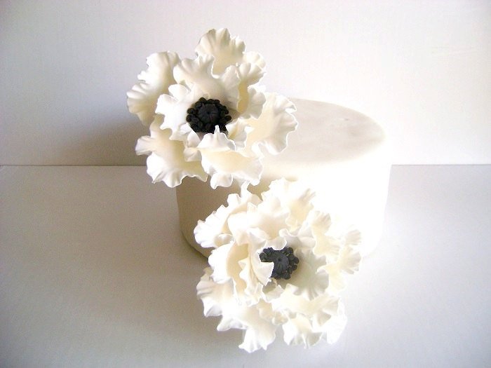 NEW: 8 Flower Cake Toppers to Feast Your Eyes on Right Now
