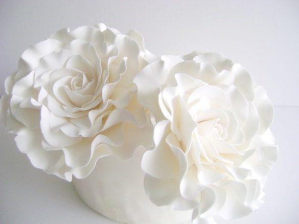 NEW: 8 Flower Cake Toppers to Feast Your Eyes on Right Now