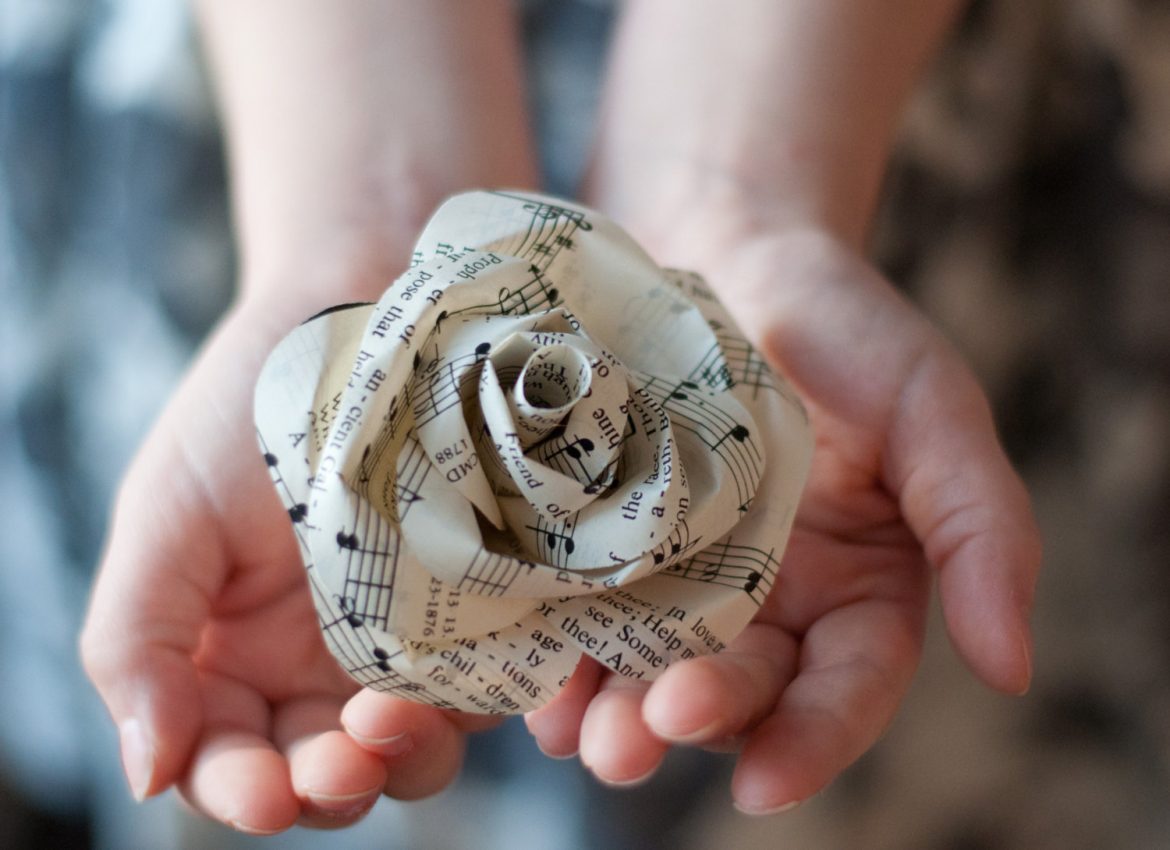 5 Creative Flower Girl Alternatives to Petals | Emmaline Bride