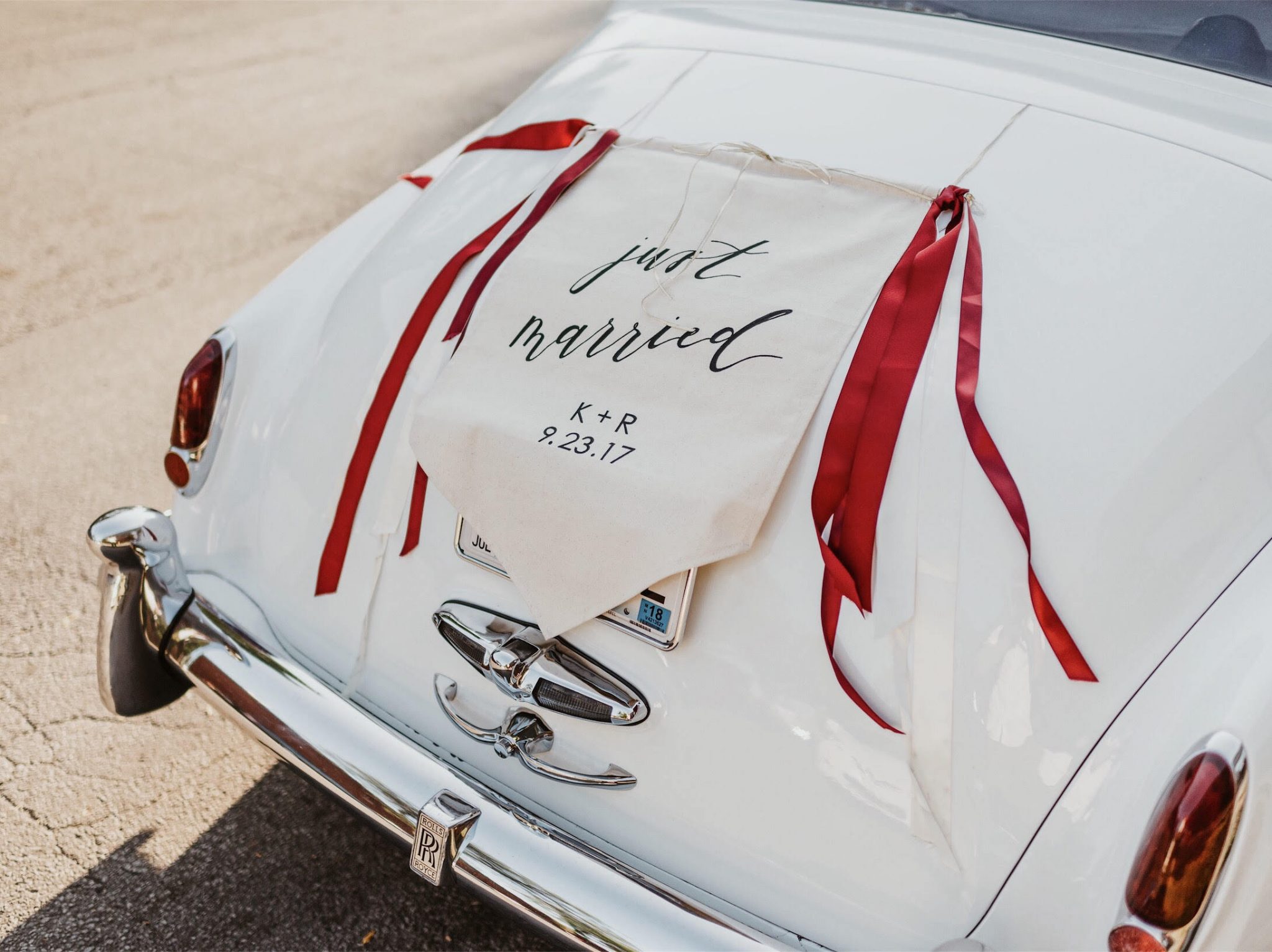 Just Married Sign for Car: 12 Beautiful Ideas for Weddings (+ GIVEAWAY!)