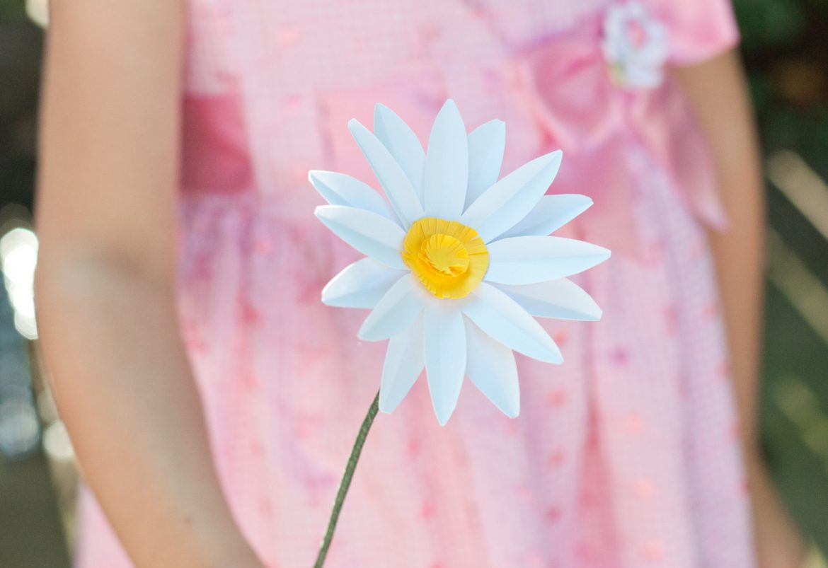 5 Creative Flower Girl Alternatives to Petals | Emmaline Bride