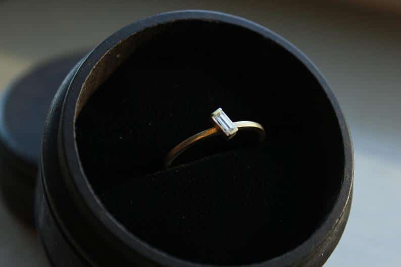 5 Simple + Modern Minimalist Engagement Rings | Emmaline Bride