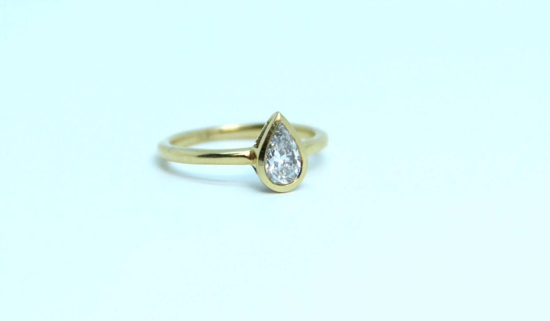5 Simple + Modern Minimalist Engagement Rings | Emmaline Bride