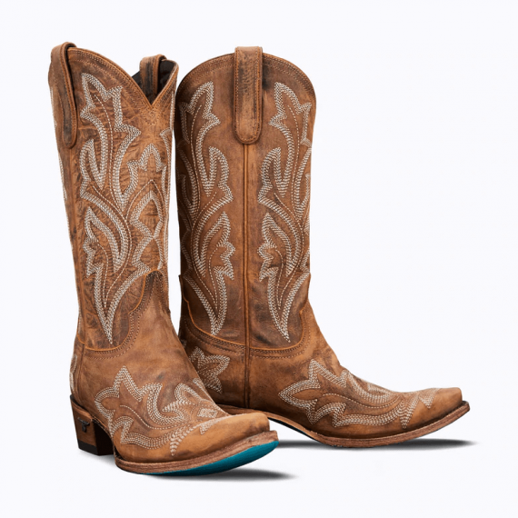 20 Rustic Wedding Boots for the Country-Loving Bride | Emmaline Bride