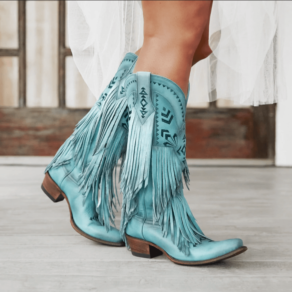 20 Rustic Wedding Boots for the Country-Loving Bride | Emmaline Bride