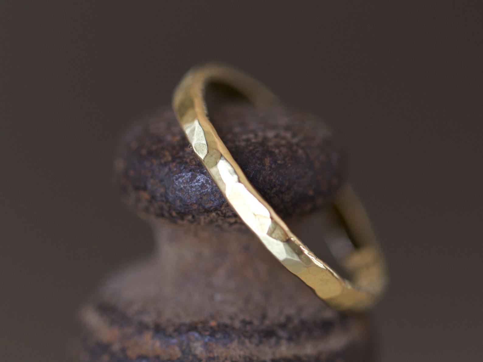 The Hammered Wedding Band: 5 Rustic Rings with Hammering Effect