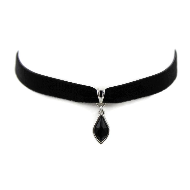 9 Velvet Choker Necklaces That Will Make You Look Stylish Right Now