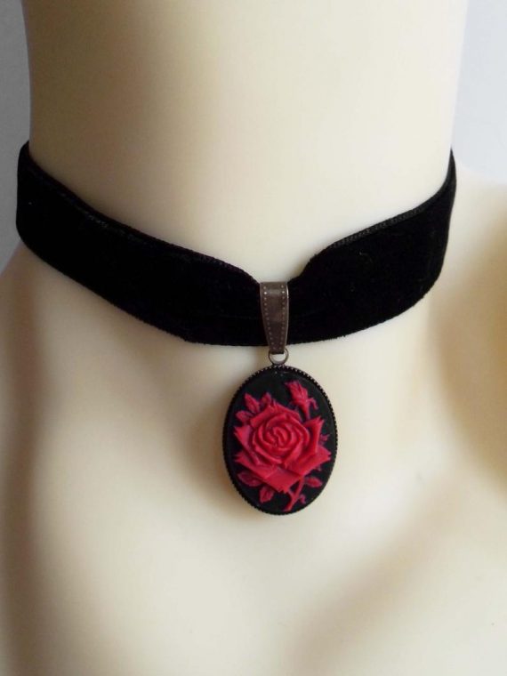 9 Velvet Choker Necklaces That Will Make You Look Stylish Right Now