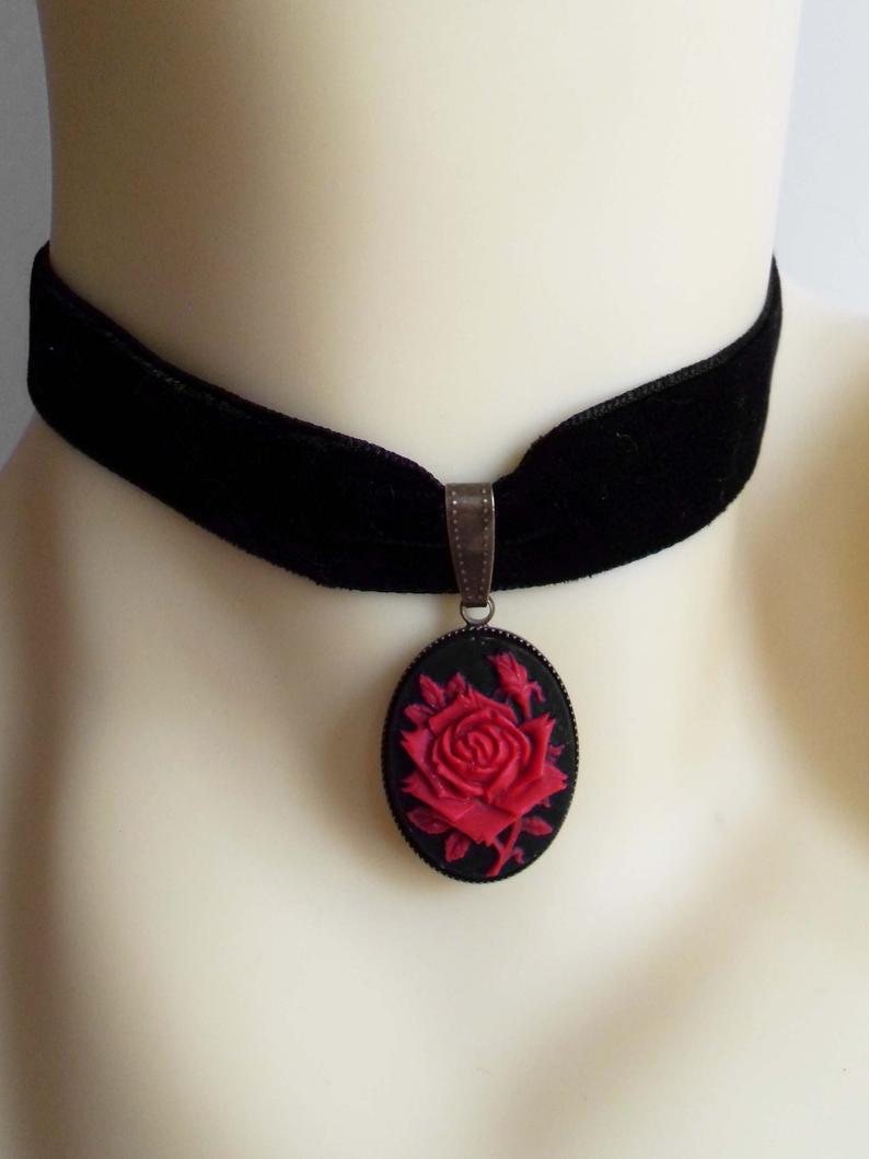9 Velvet Choker Necklaces That Will Make You Look Stylish Right Now