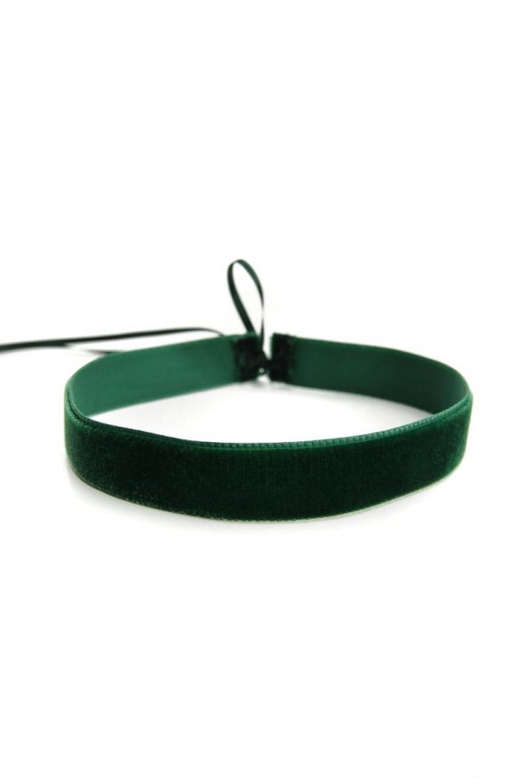 9 Velvet Choker Necklaces That Will Make You Look Stylish Right Now