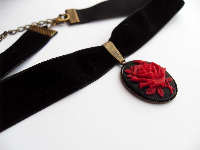 9 Velvet Choker Necklaces That Will Make You Look Stylish Right Now