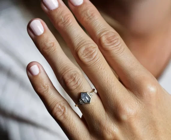 Engagement Rings vs Wedding Rings: Key Differences Explained