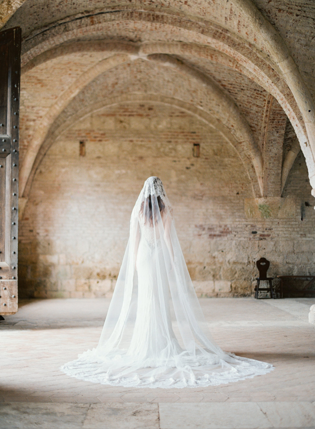 7 Mantilla Veils That Will Look Beautiful for Classic Weddings