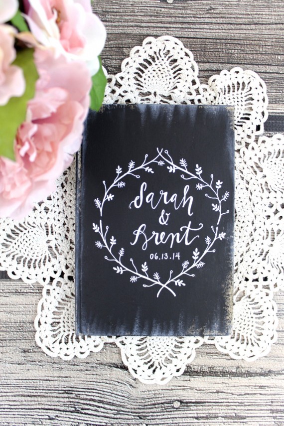 25 Guest Books That *Always* Look Beautiful at Weddings