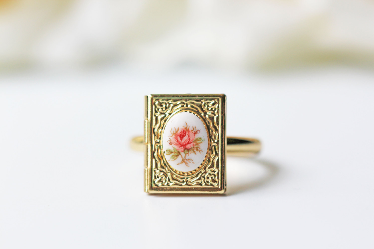 Vintage Locket Ring | Emmaline Bride Wedding Blog